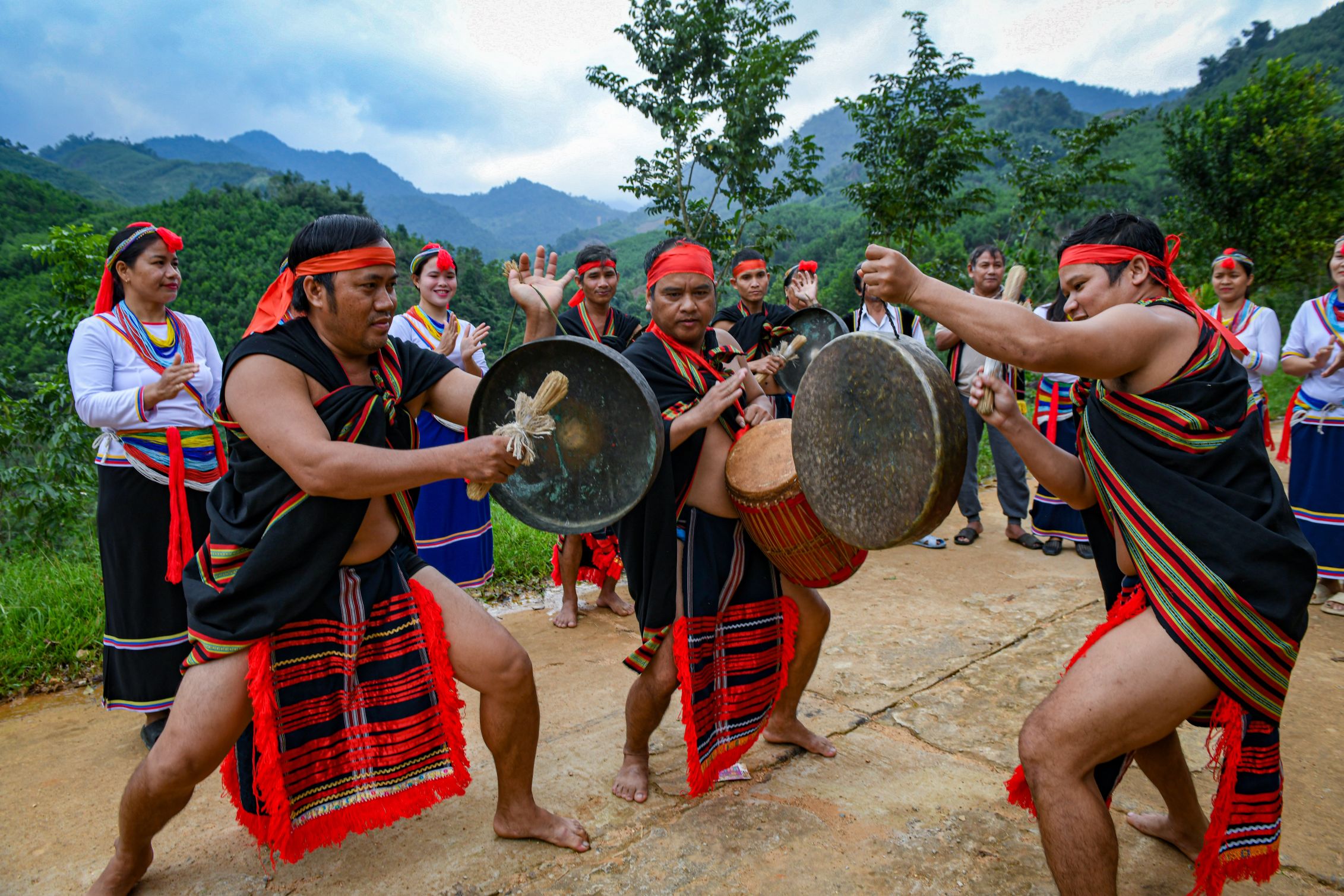 Chính sách bảo tồn và phát huy giá trị văn hóa của đồng bào dân tộc thiểu số: Thực trạng và giải ...