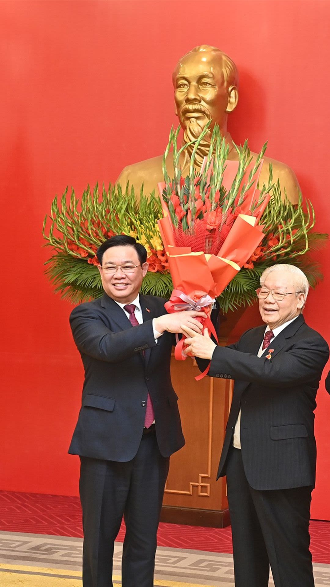 Tôi nguyện suốt đời phấn đấu, hy sinh, tuyệt đối trung thành với lý tưởng, sự nghiệp cách mạng ...